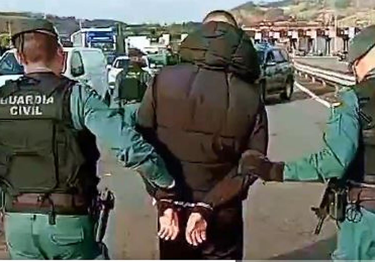 Detenido con tres kilos de marihuana en un control de la Guardia Civil en el peaje de la AP-8 en ...